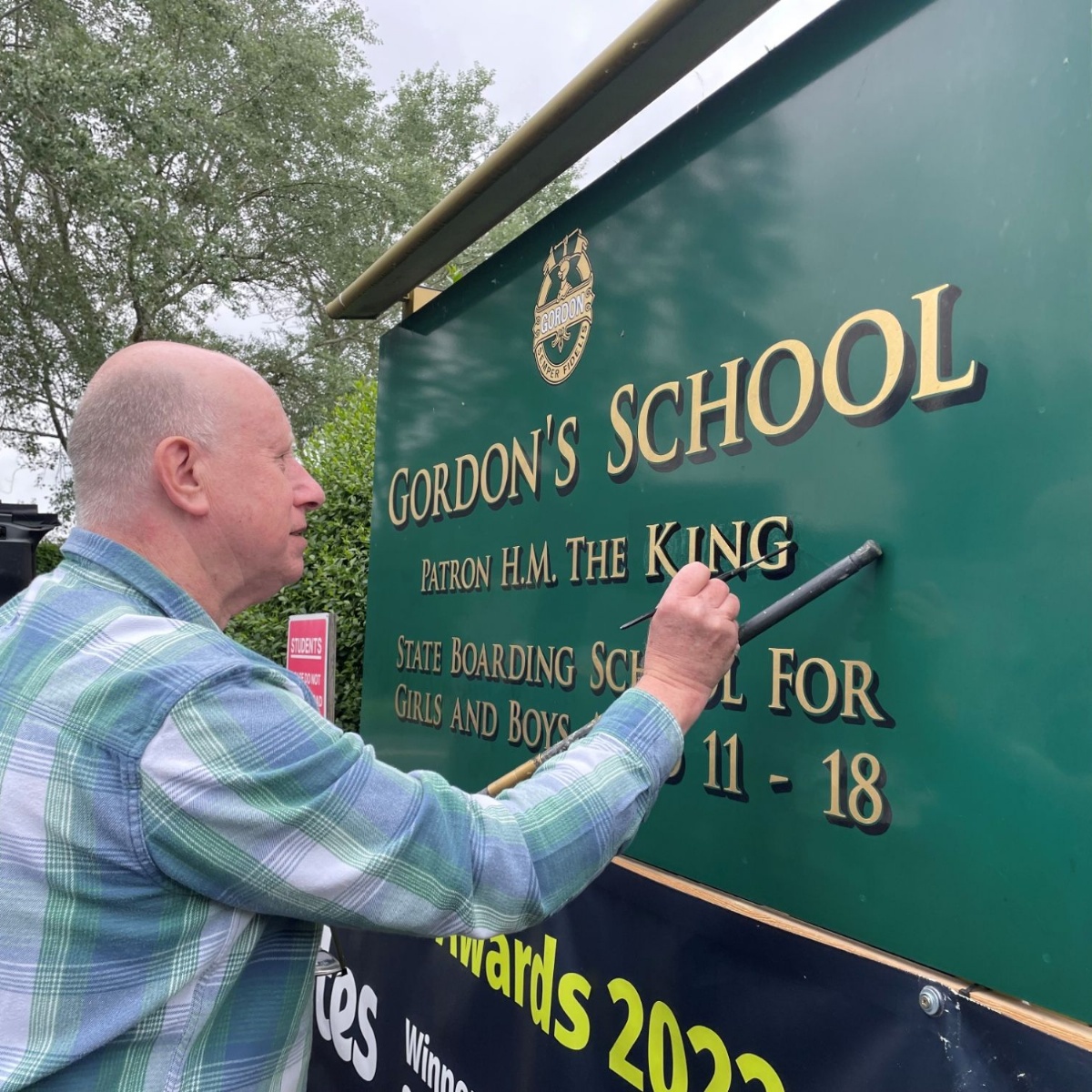 Gordon's School - Sign of the Times