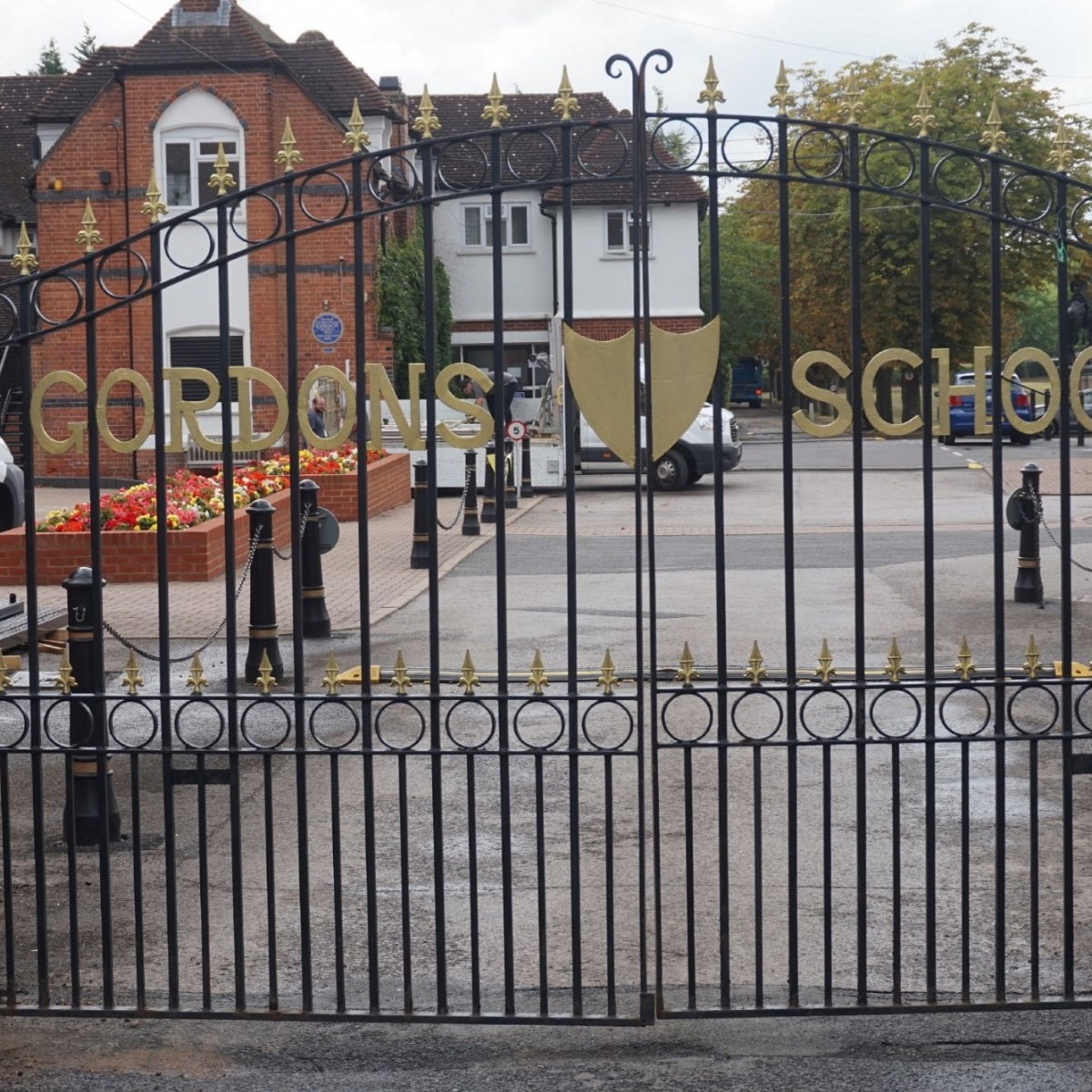 Gordon's School - Making an entrance